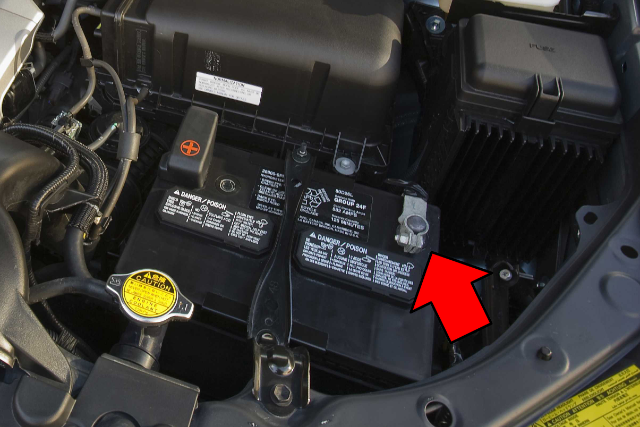 How to replace the car battery on a Lexus RX - Car Ownership - AutoTrader