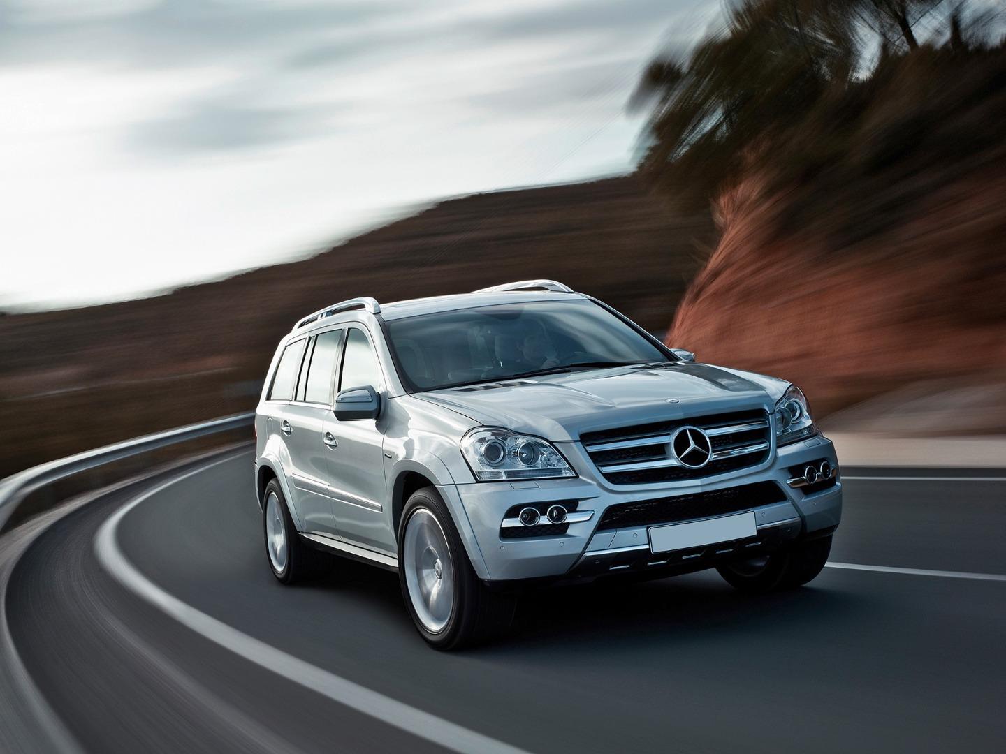 How to replace the car battery on a Mercedes-Benz GL. - Car Ownership ...