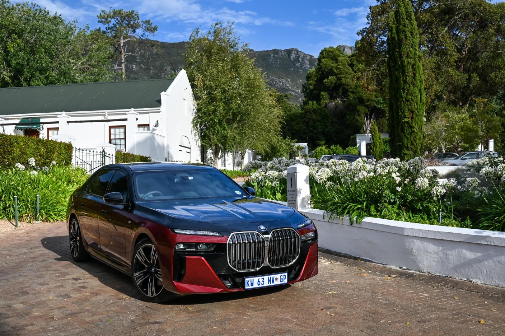 BMW sets new benchmark with sensational BMW i7 and 7 Series - Buying a ...