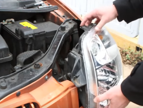How to replace a lightbulb on a Kia Picanto - Car Ownership - AutoTrader
