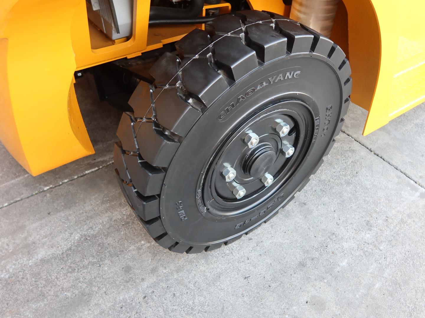 UN Series 50 Compact 5 Ton, 3 Stage / 4 Meter, Solid Tyres, Side Shift ...