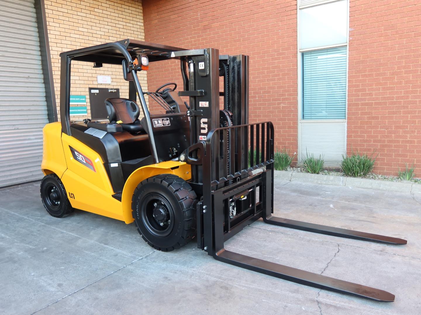 UN Series 50 Compact 5 Ton, 3 Stage / 4 Meter, Solid Tyres, Side Shift ...