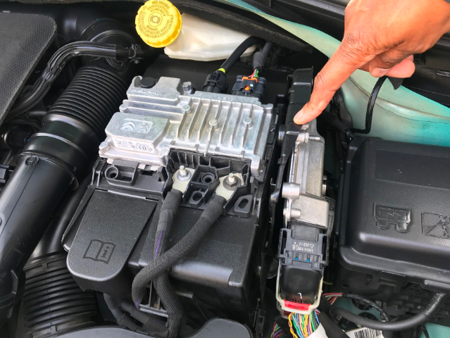 How to replace the car battery on a Citroën C4 Cactus - Car Ownership ...
