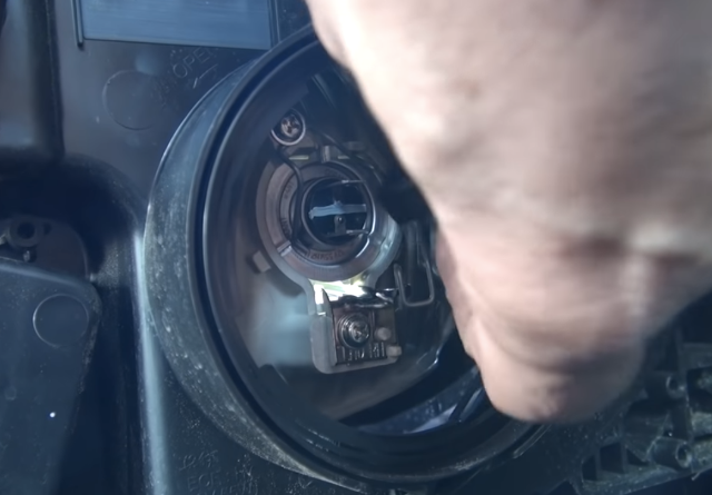 How to replace a lightbulb on a Opel Mokka - Car Ownership - AutoTrader